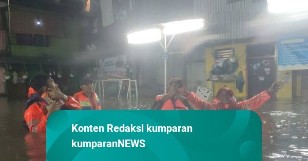 Banjir di Jakarta Meluas Jadi 21 RT, Tinggi Air di Pela Mampang Capai 1 Meter | kumparan.com